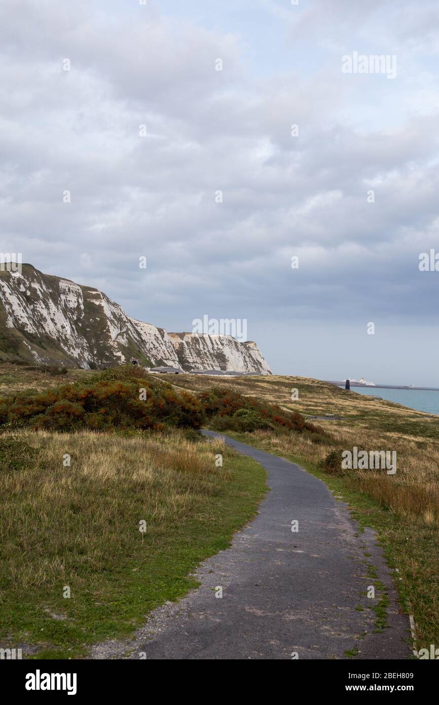 A walking trail near the White Cliffs of Dover Stock Photo - Alamy