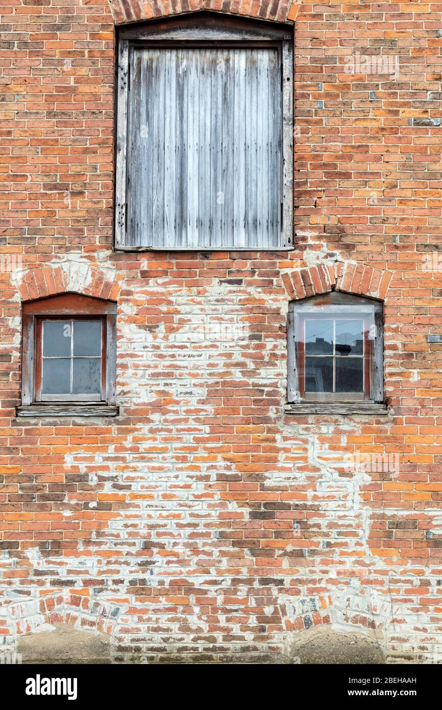 Old brick wall falling apart hi-res stock photography and images - Alamy