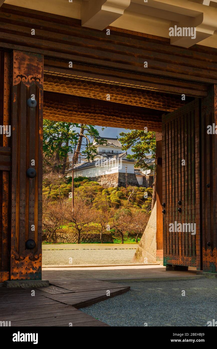 Japanese castle gate hi-res stock photography and images - Alamy