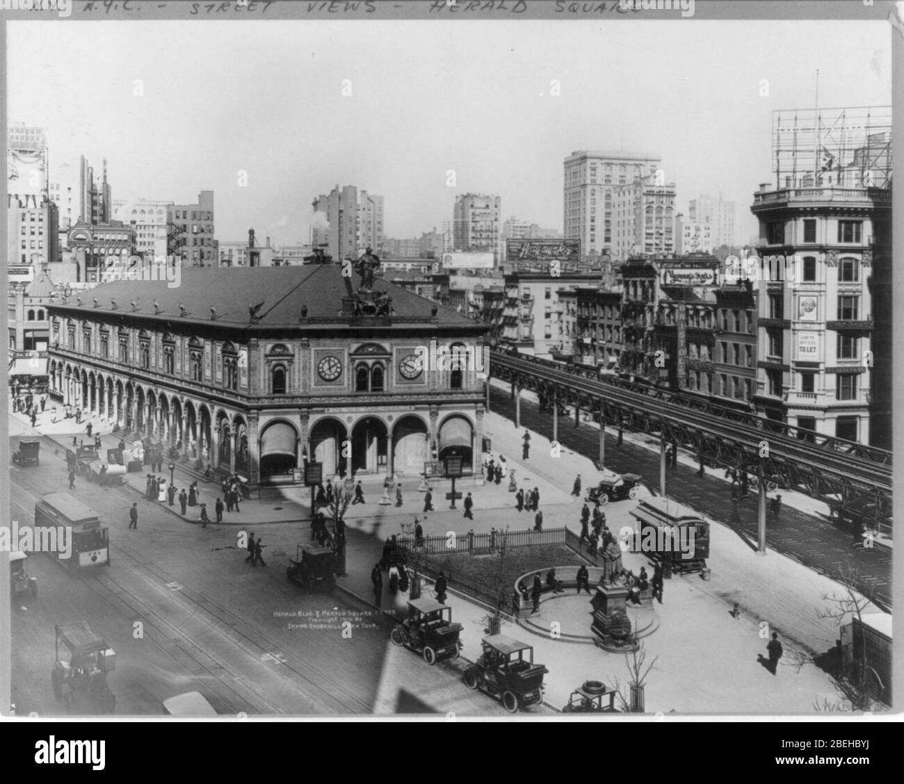 Herald square Black and White Stock Photos & Images - Alamy