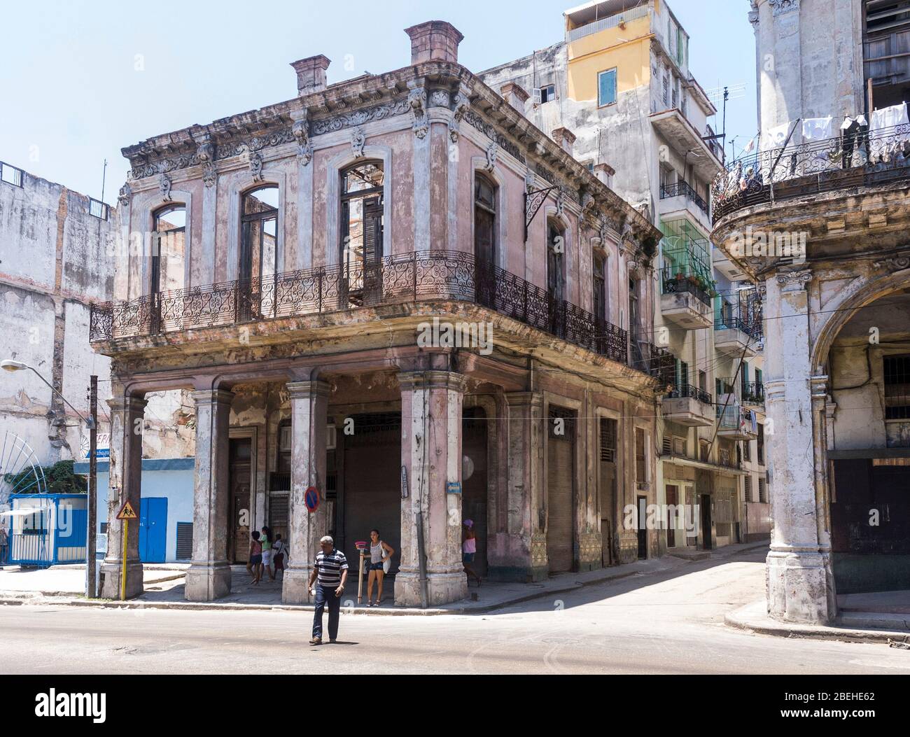 Old building in very bad condition. La Habana. Cuba Stock Photo - Alamy