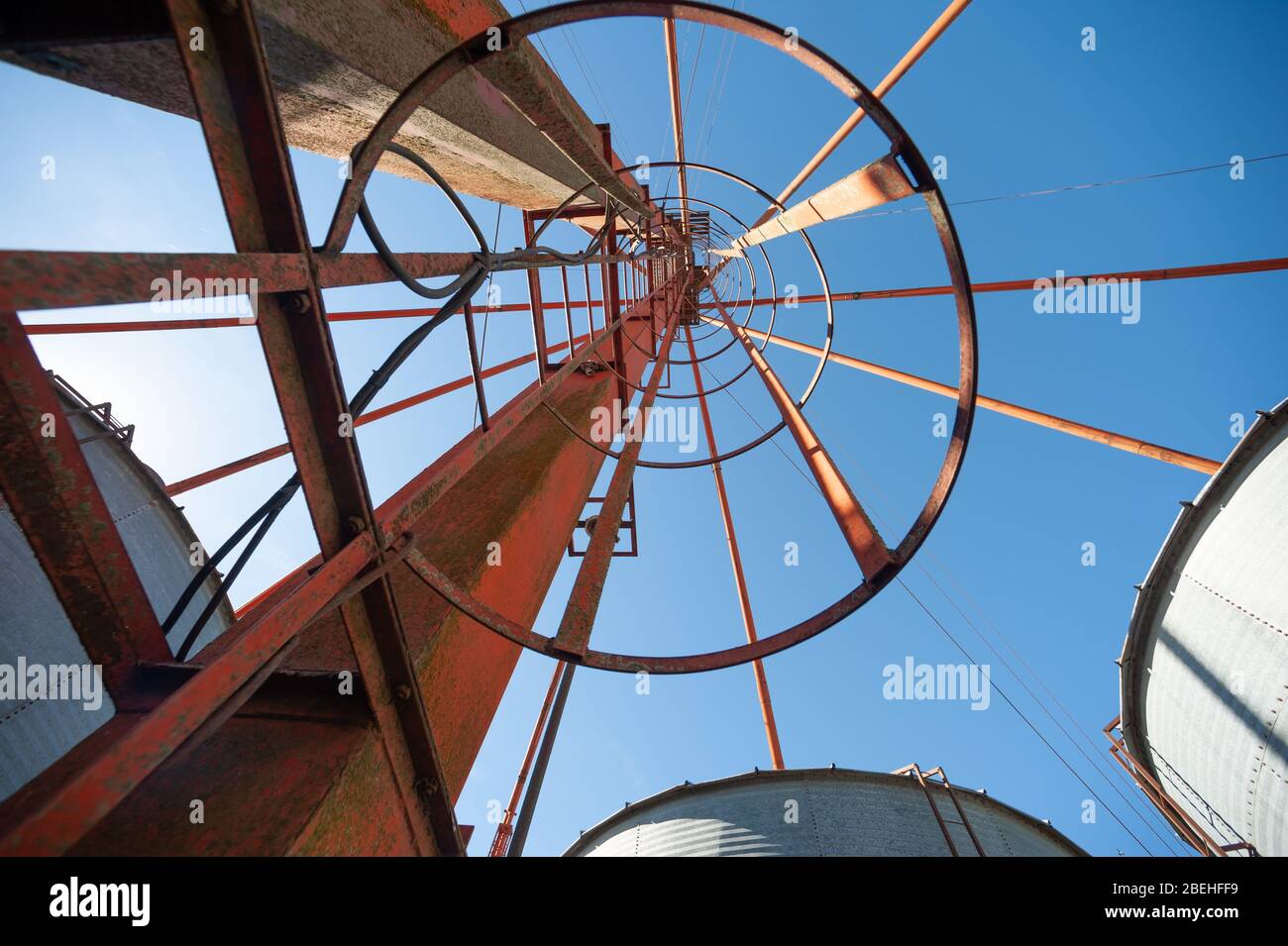 Large silo facility with pumps, conectors, chambers and silo nozzles ...