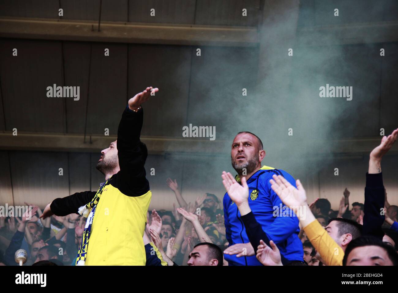 Football fans standing hi-res stock photography and images - Alamy
