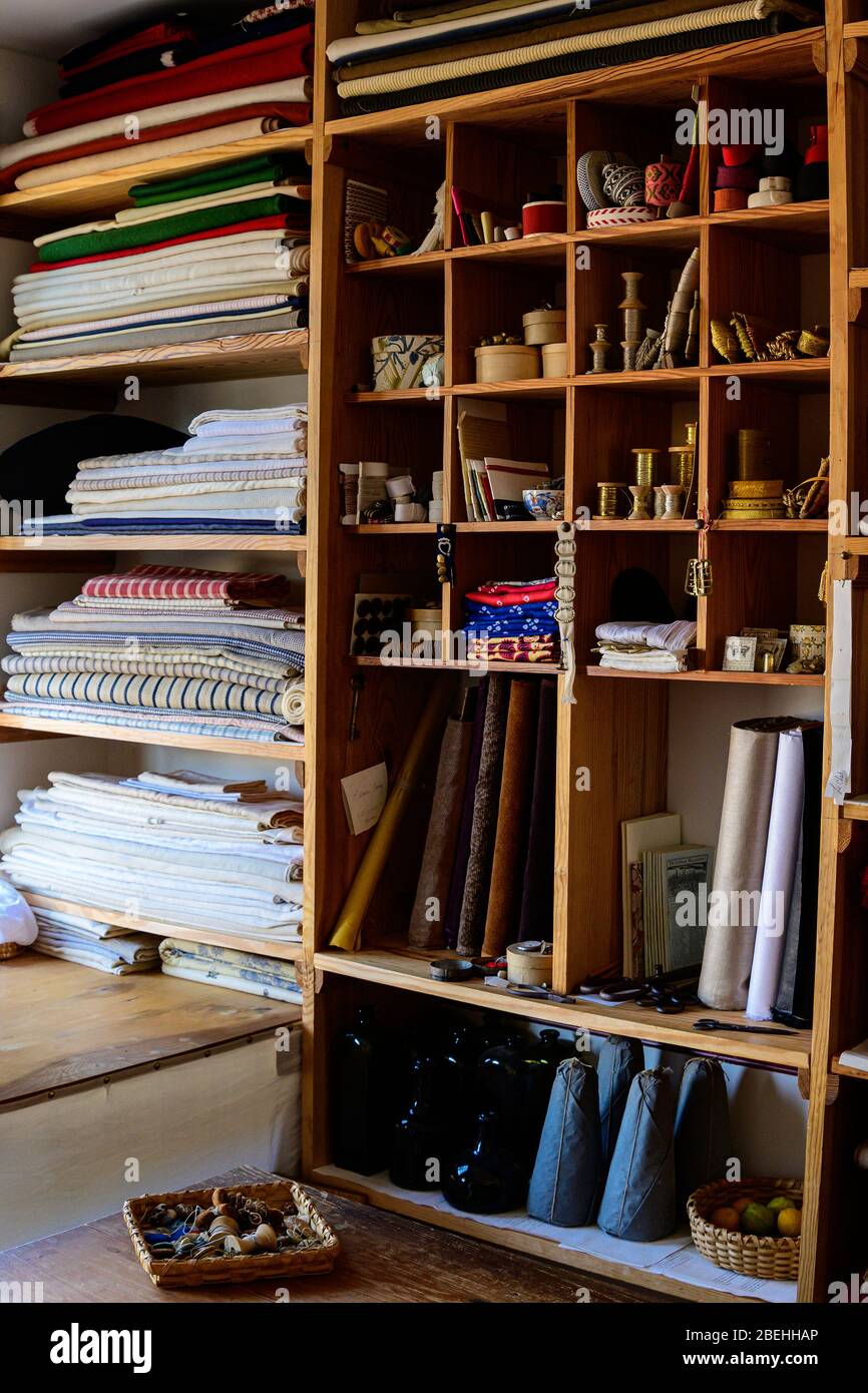18th century tailor shop in Colonial Williamsburg Stock Photo - Alamy