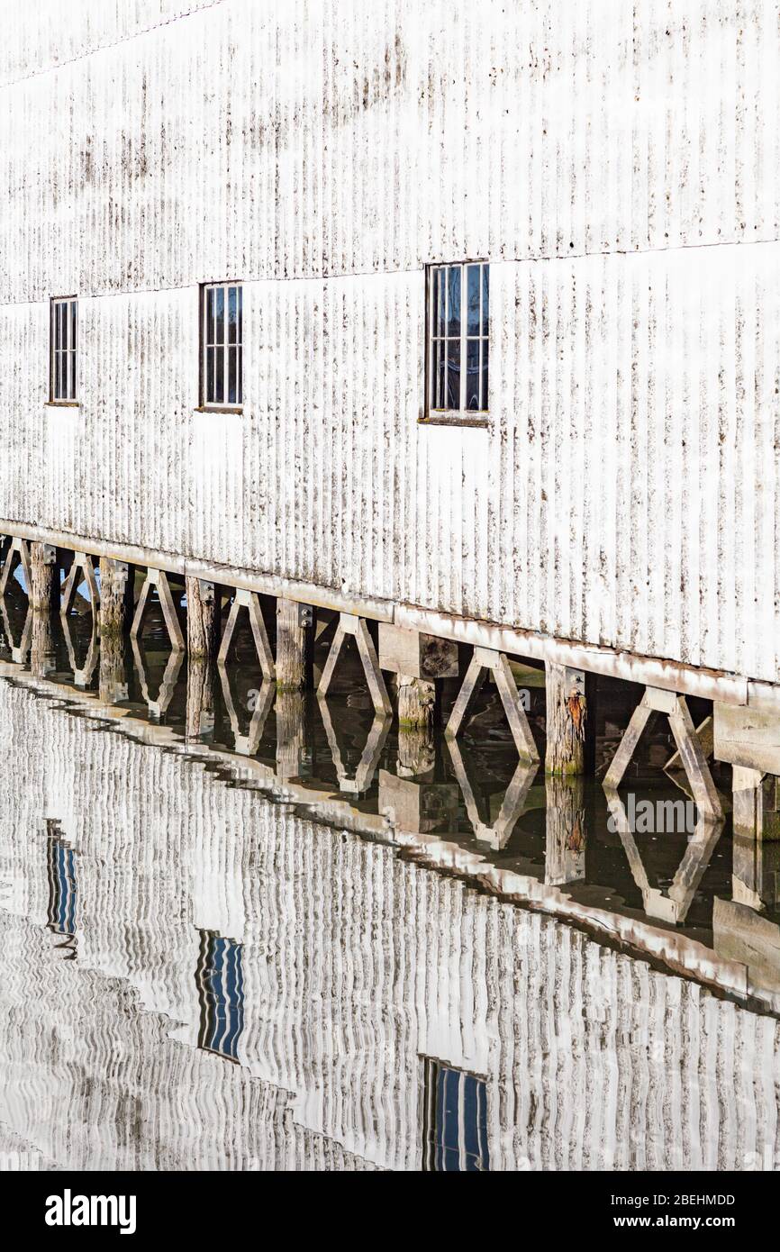 Diagonal columns building hi-res stock photography and images - Alamy