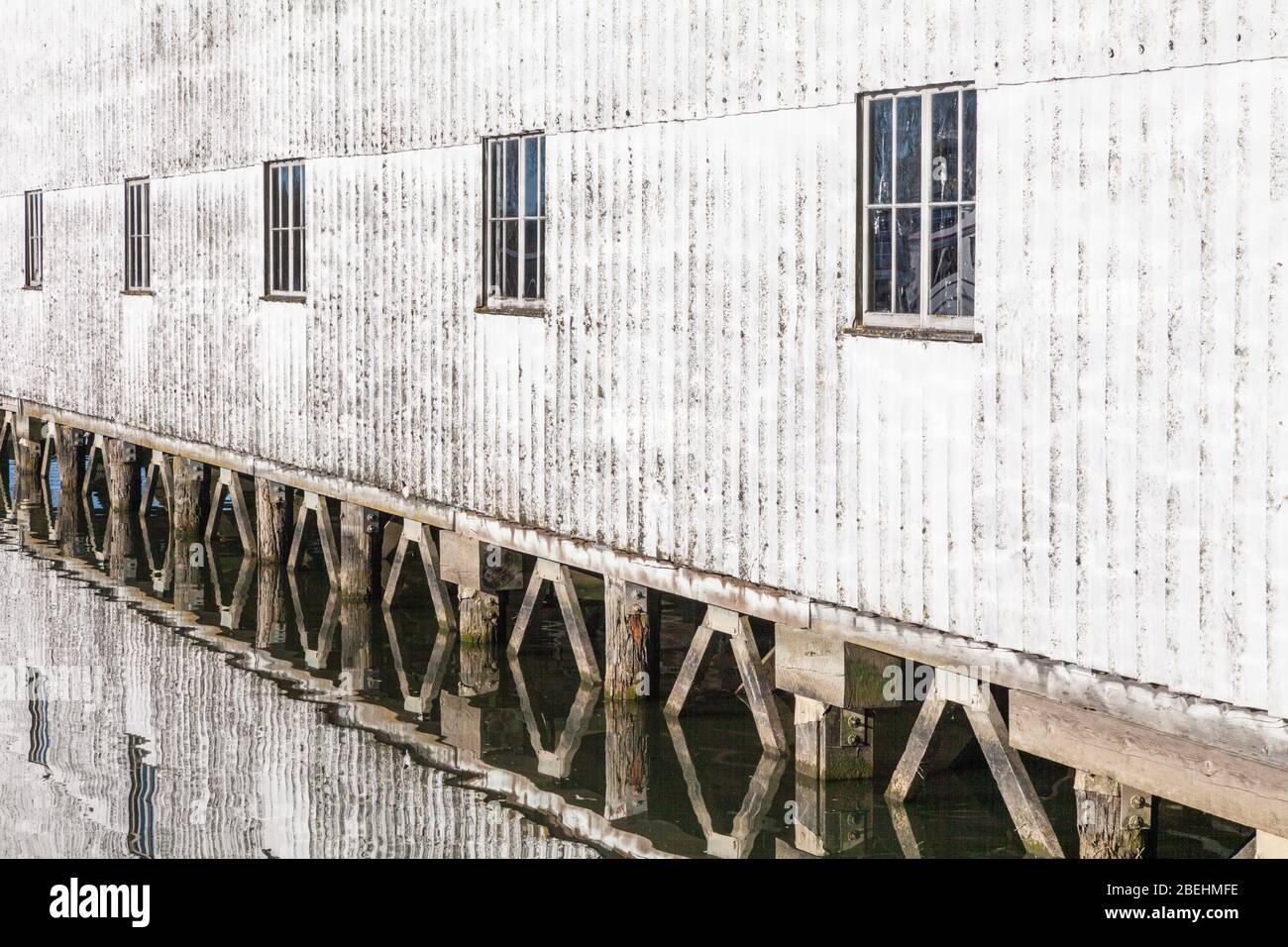 Diagonal columns building hi-res stock photography and images - Alamy