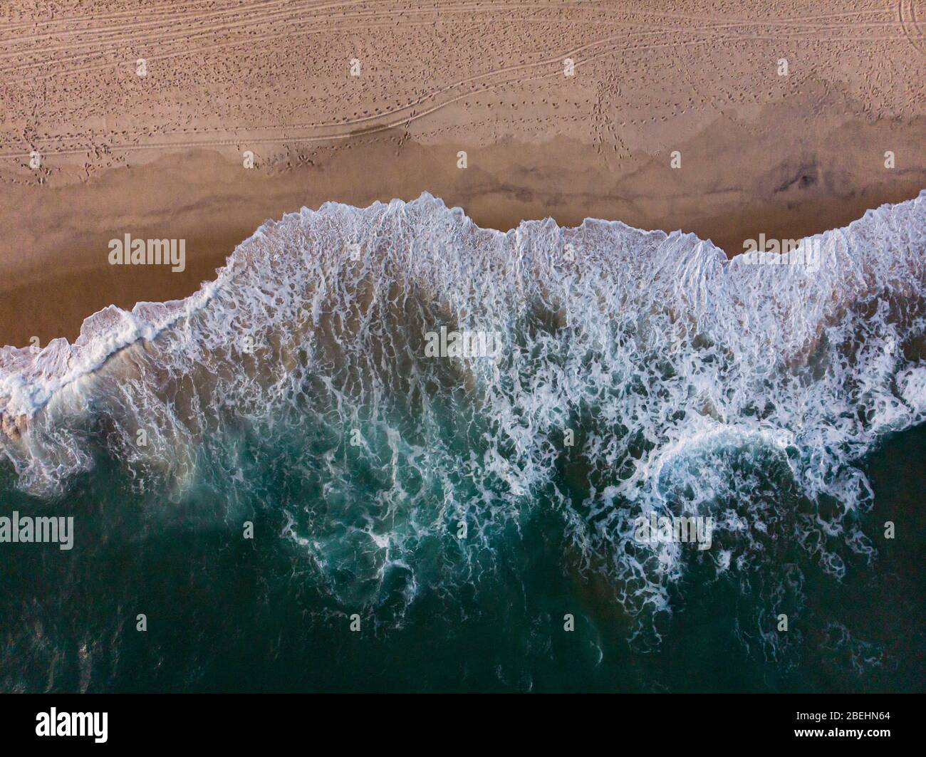 Breaking wave patterns hi-res stock photography and images - Alamy