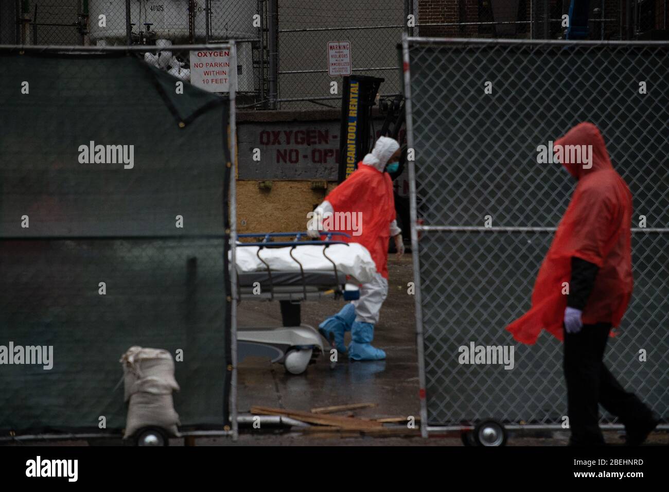 Brookyln, United States. 13th Apr, 2020. Hospital workers load a body ...