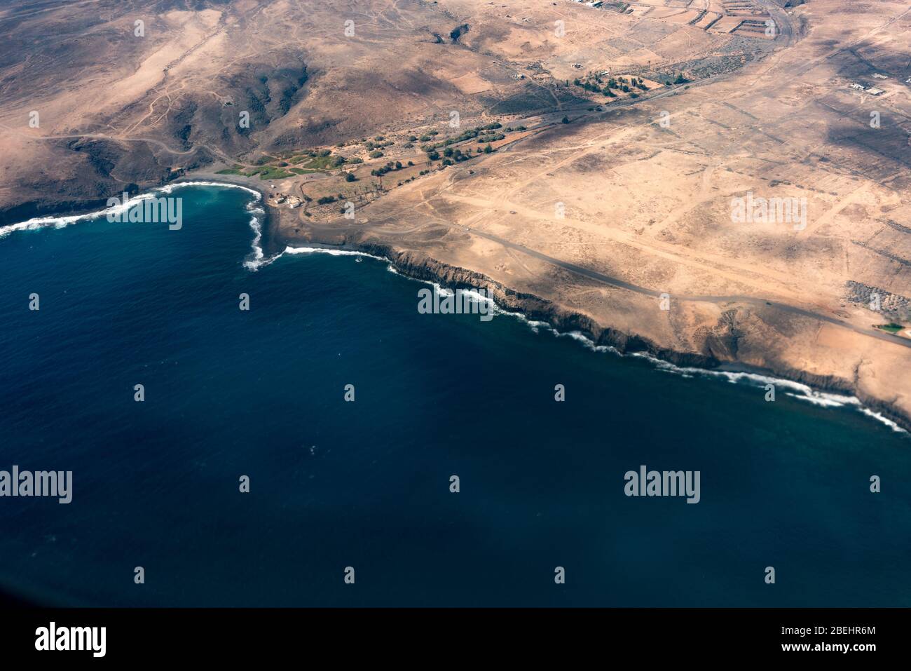 Canary Islands mountain landscape under airplane wing Stock Photo - Alamy