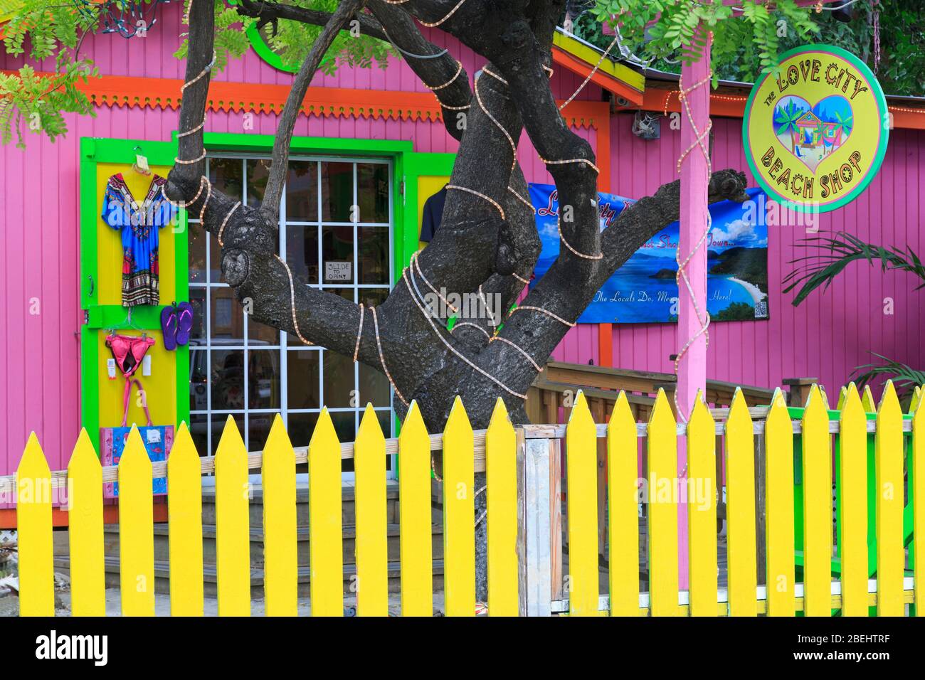 Shopping at beach hi-res stock photography and images - Alamy