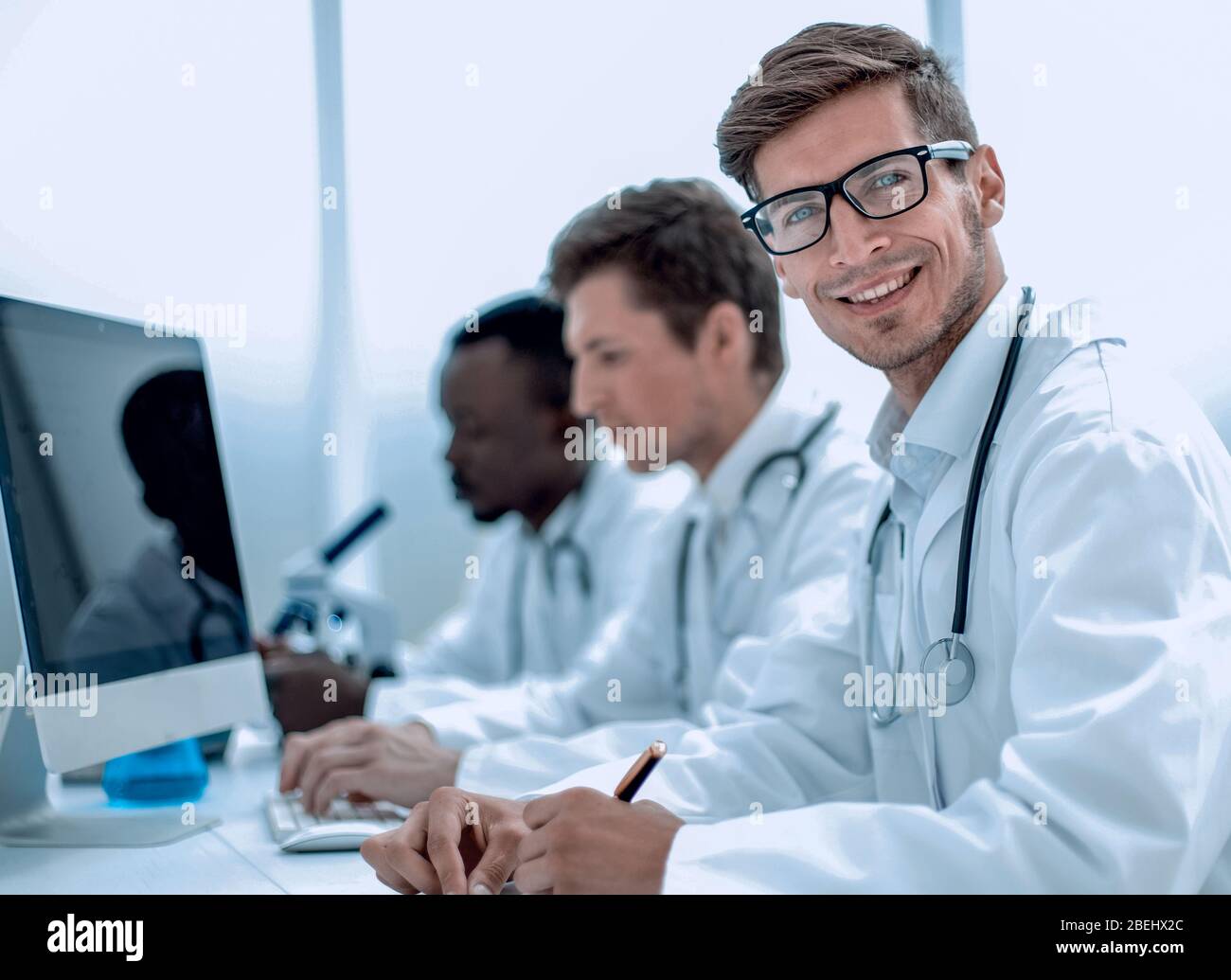 group of doctors conducting laboratory studies Stock Photo - Alamy