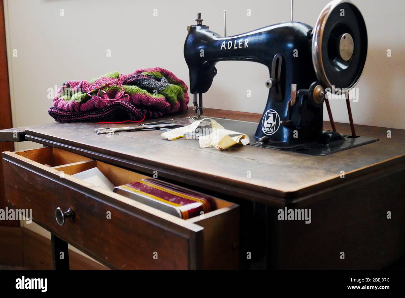 Vintage knitting machine hi-res stock photography and images - Alamy