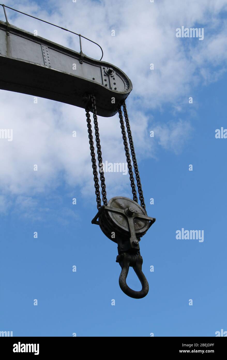 Lifting chain hi-res stock photography and images - Alamy