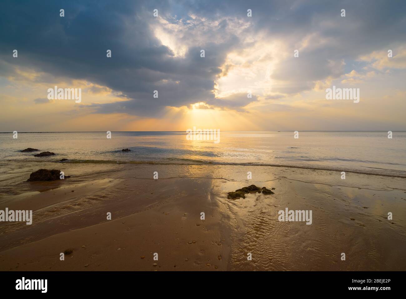 God rays sunset beach hi-res stock photography and images - Alamy