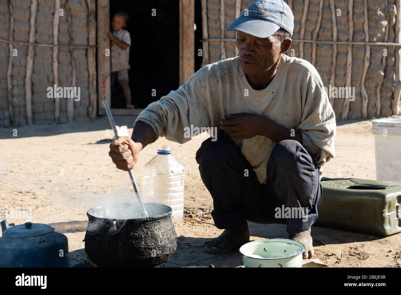 Bushmen (san) cooking hi-res stock photography and images - Alamy