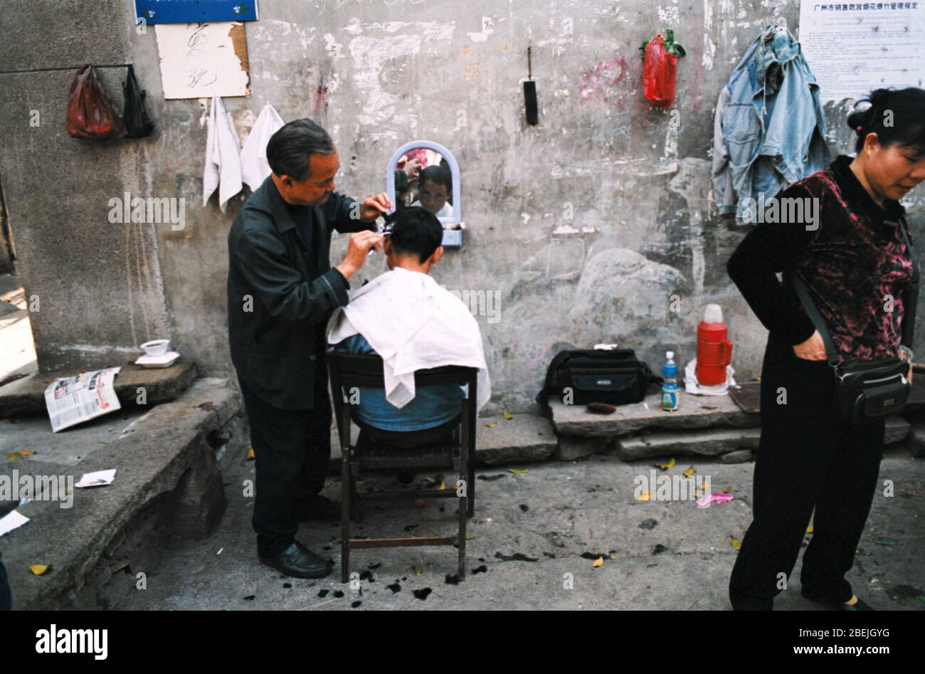 In 1999 a street barber stall in a residential area of ??Guangzhou ...