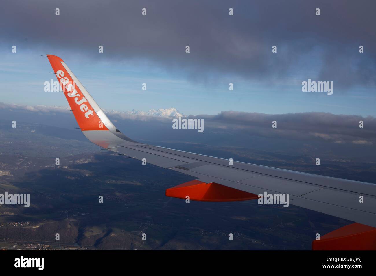 Easyjet aeroplane wing in flight hi-res stock photography and images ...
