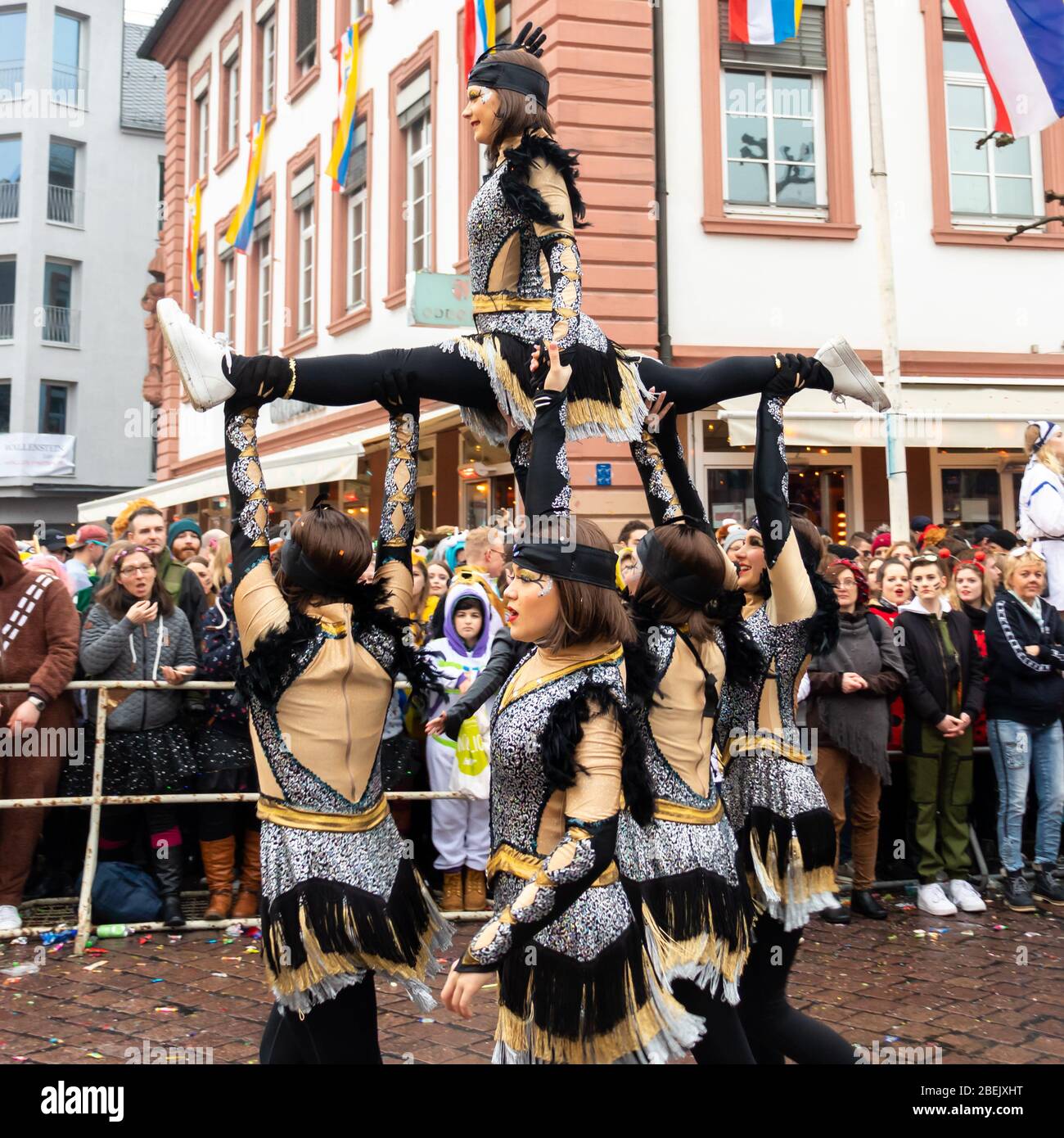 Girl doing the splits hi-res stock photography and images - Alamy