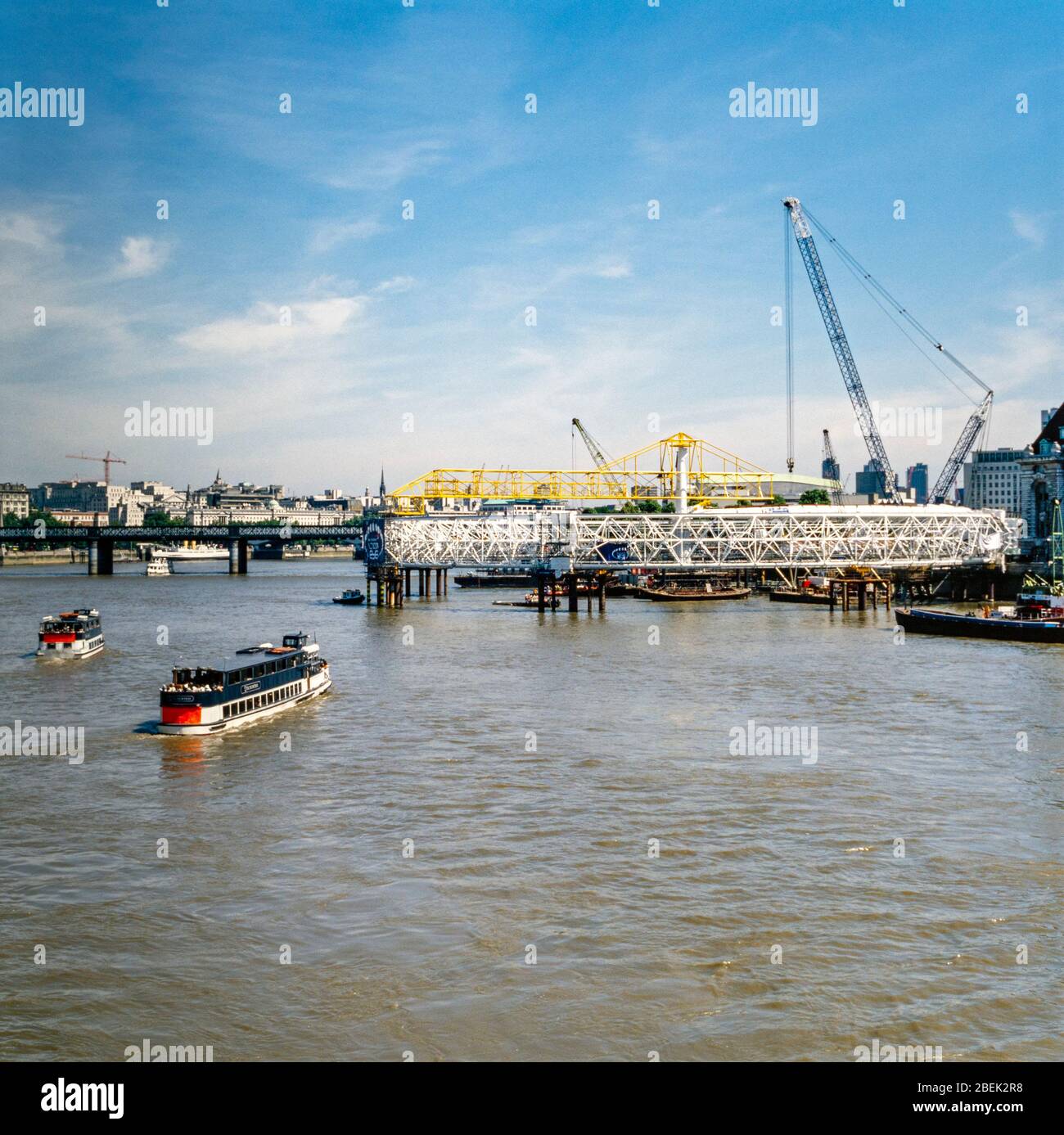 The London Eye observation wheel under construction, 17 July 1999 ...