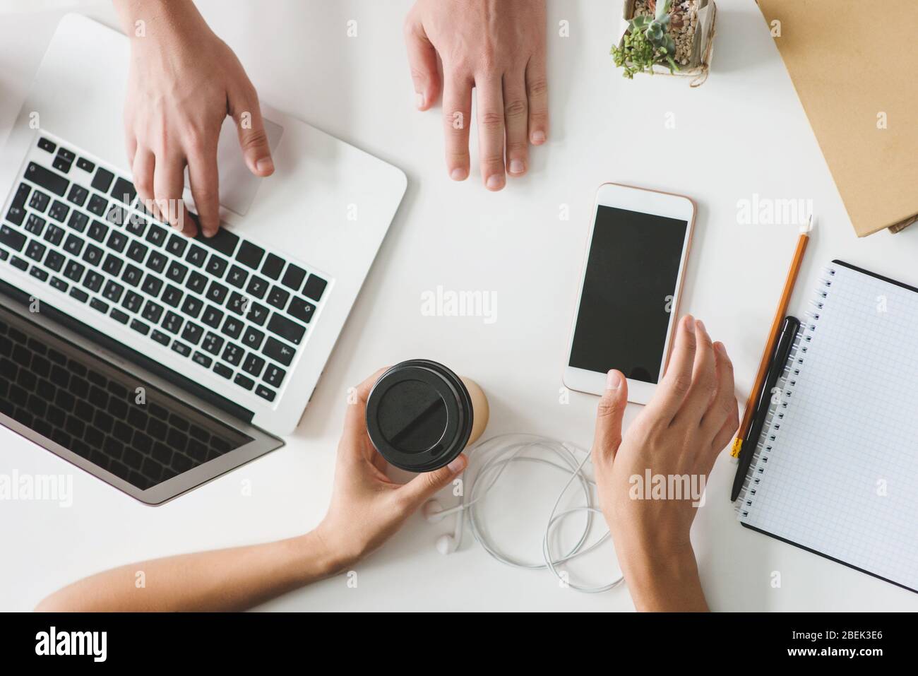 Teamwork table hi-res stock photography and images - Alamy