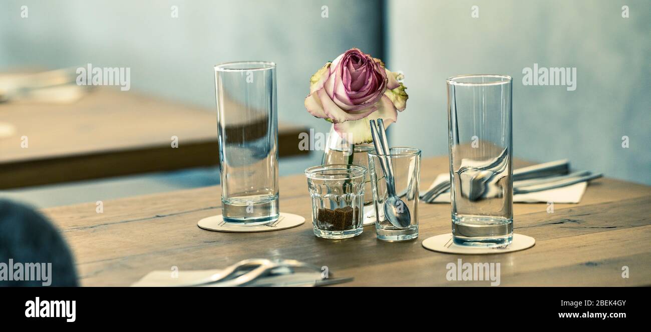 Restaurant table flower hi-res stock photography and images - Alamy