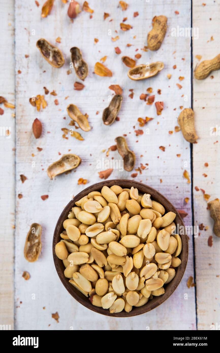Peanuts with and without shell hi-res stock photography and images - Alamy