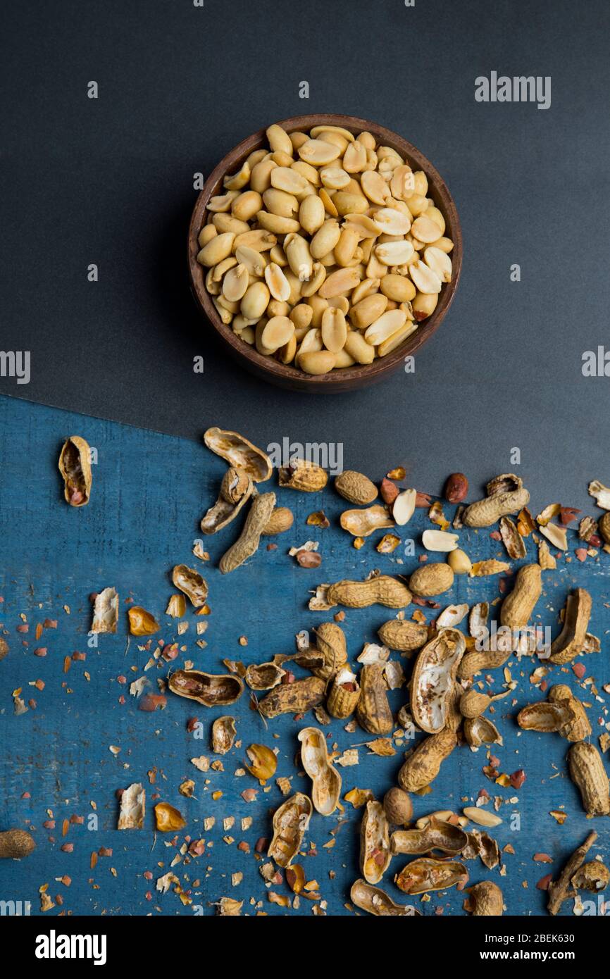 Peanuts with and without shell hi-res stock photography and images - Alamy