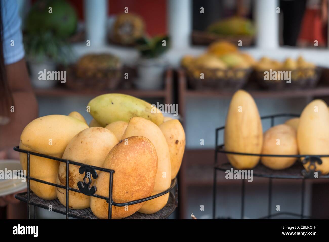 Basket of mangoes in market hi-res stock photography and images - Alamy