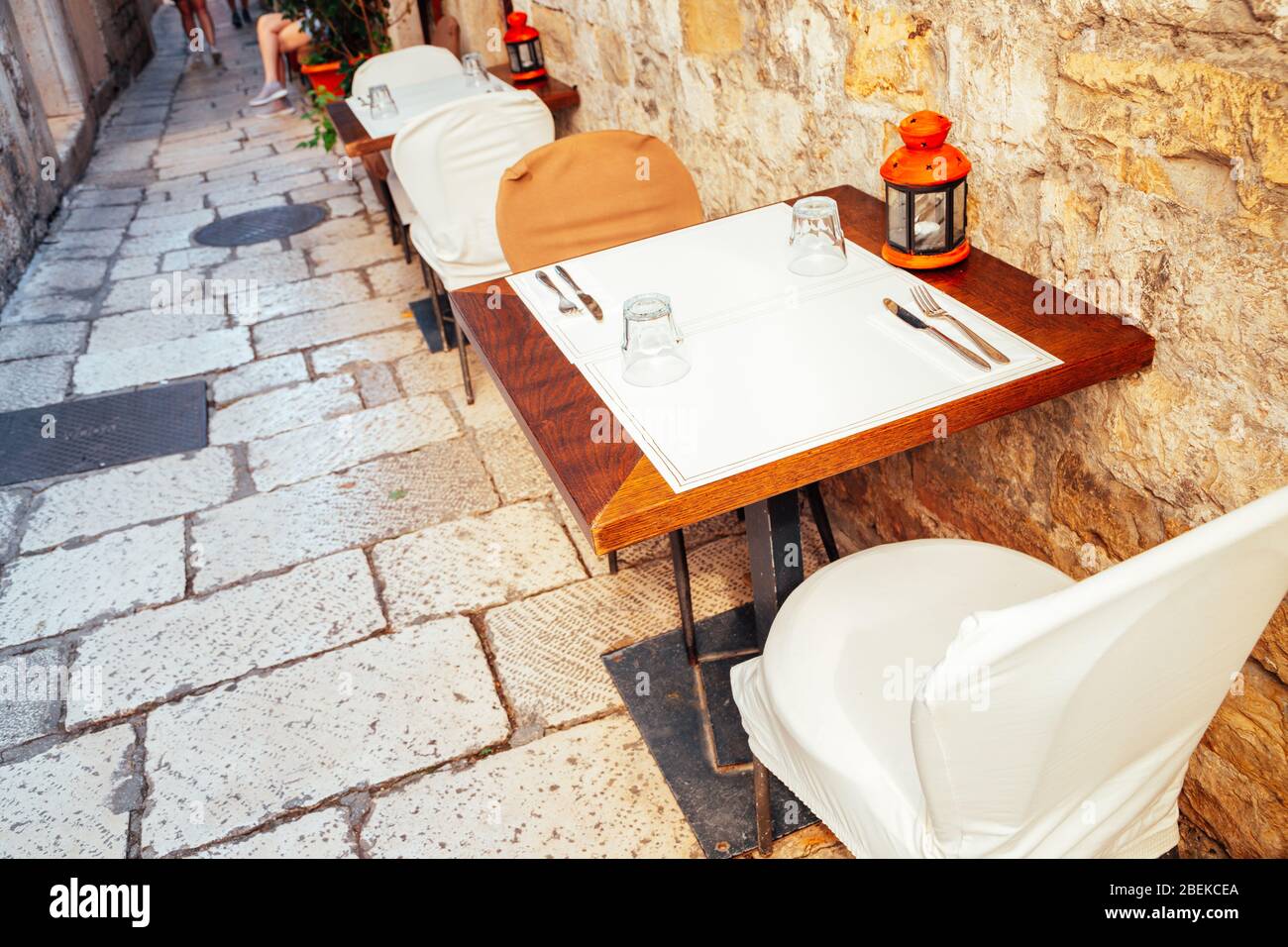 Old town narrow alley with restaurant tables and chairs in Split ...
