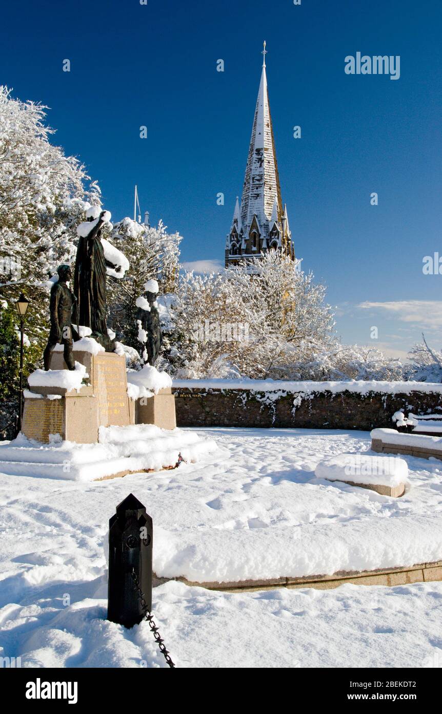 Snow llandaff cathedral cardiff winter trees cold wales hi-res stock ...