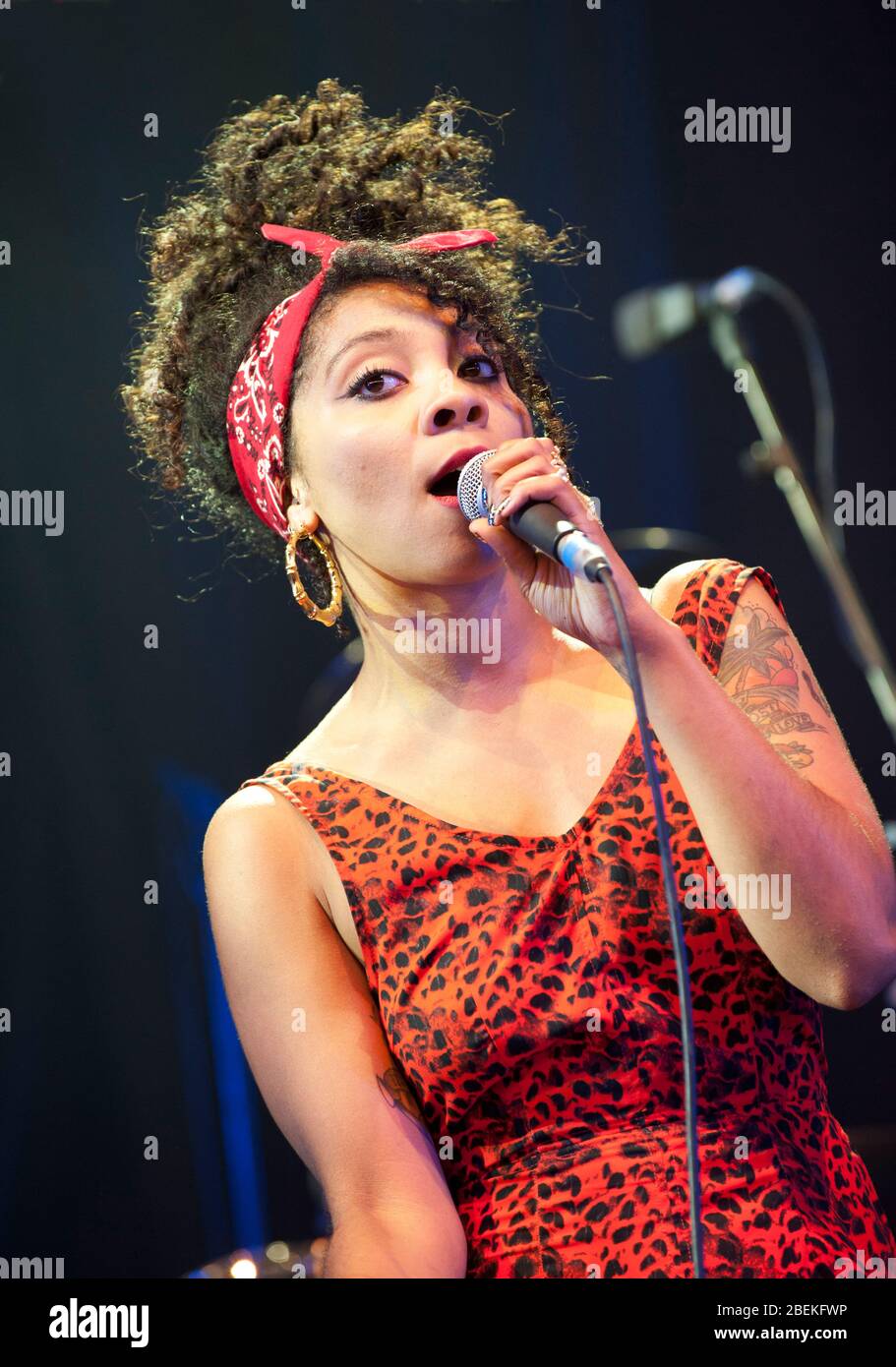 Hollie cook singing hi-res stock photography and images - Alamy