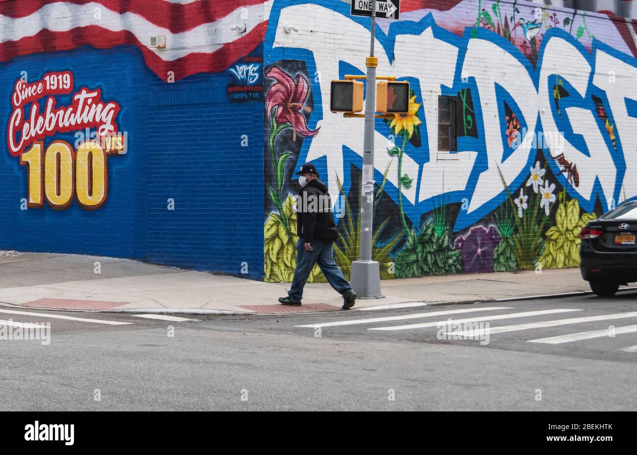 New York City pedestrian wearing covid19 mask Stock Photo - Alamy