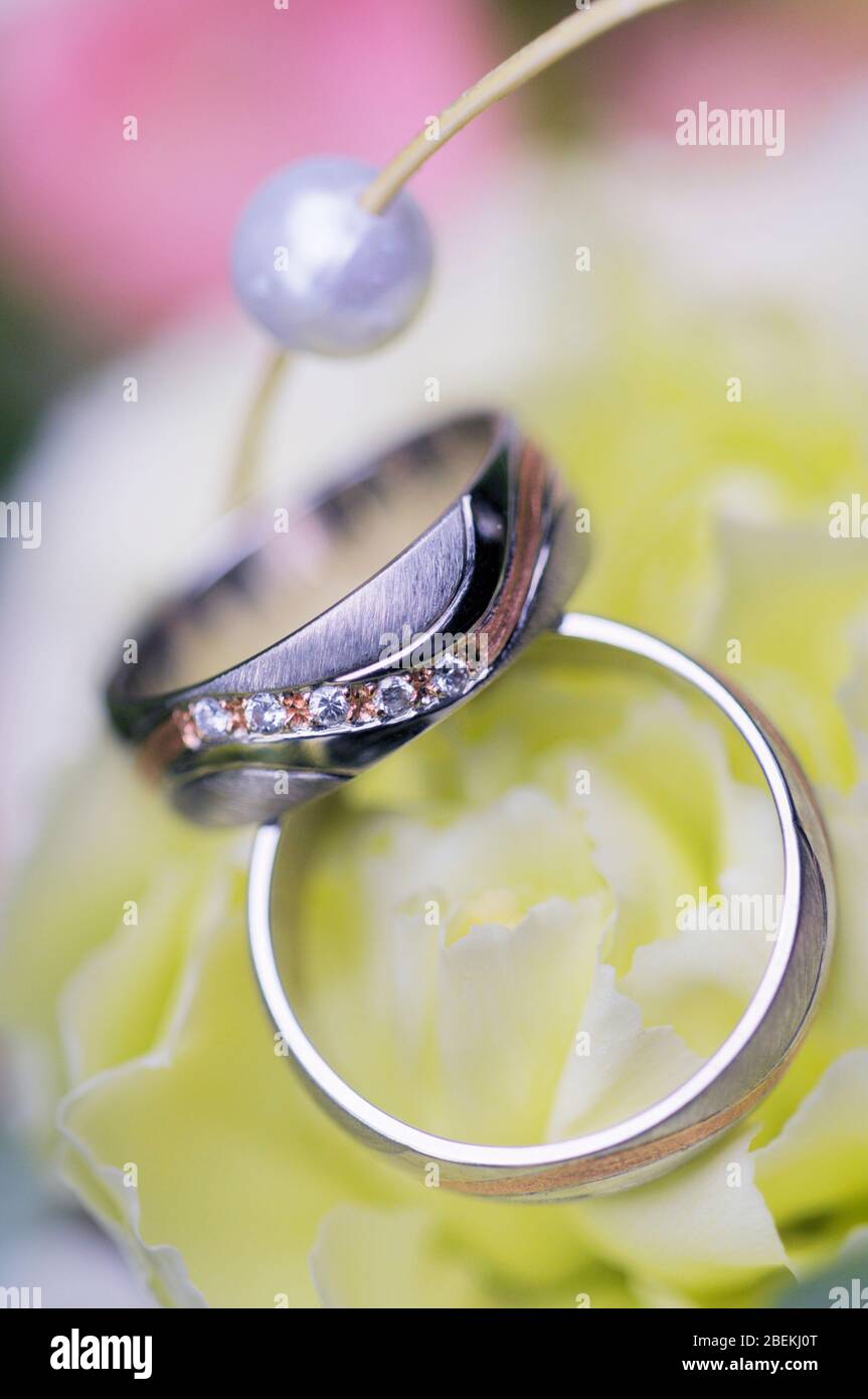 Silver wedding rings hi-res stock photography and images - Alamy