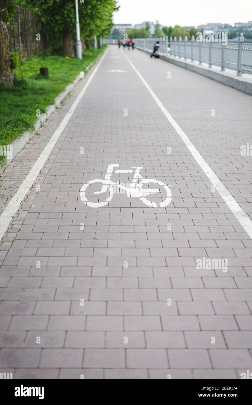 Embankment bike lane hi-res stock photography and images - Alamy
