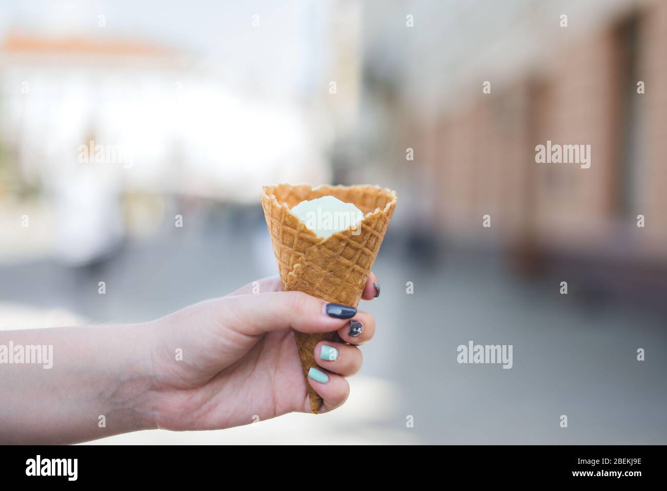 Hand holding ice cream cup hi-res stock photography and images - Alamy