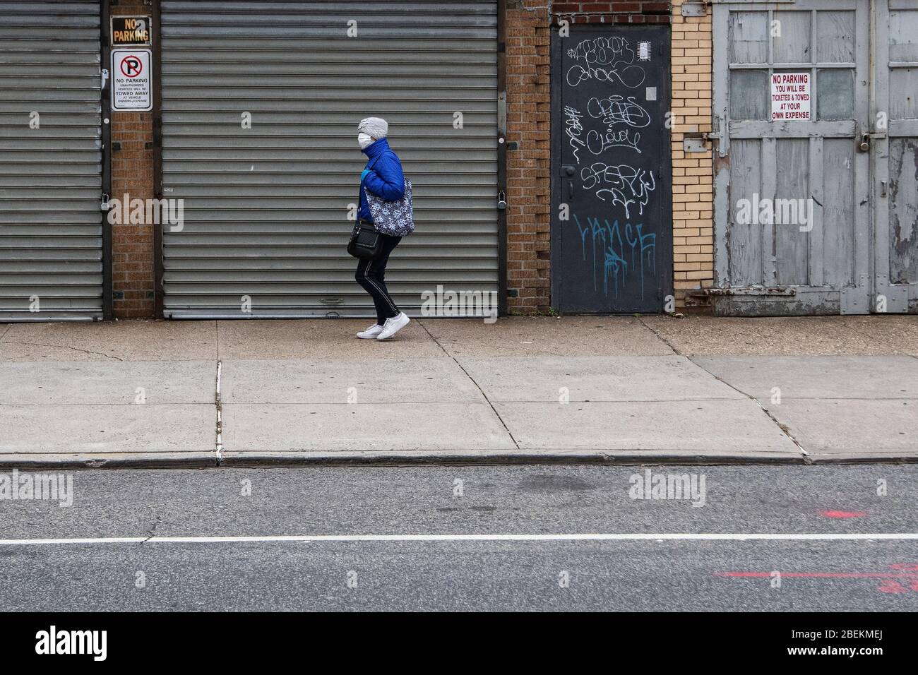 New York City pedestrian wearing covid19 mask Stock Photo - Alamy