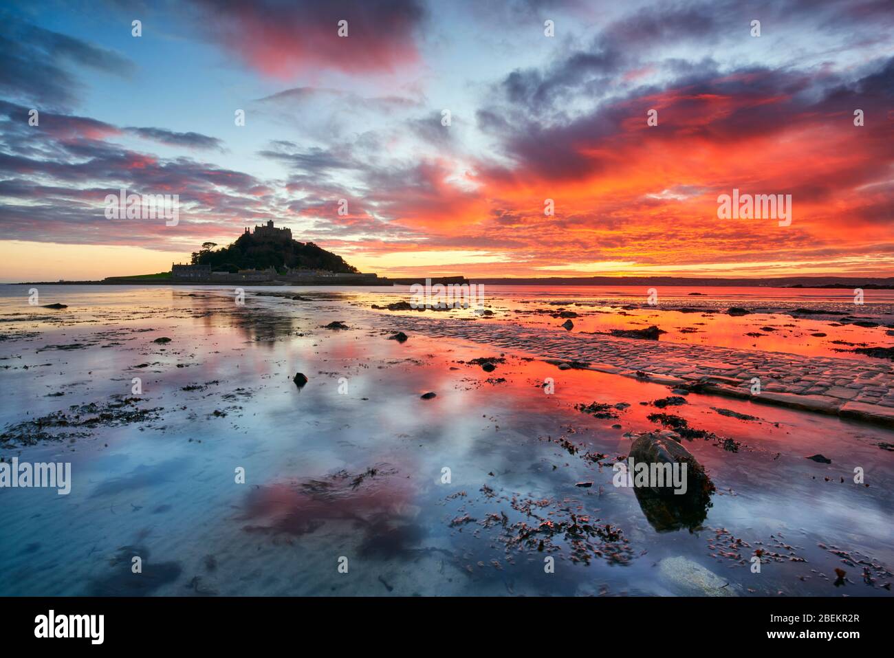 Blazing sunset over St Michael's Mount and Mounts Bay, Cornwall Stock ...