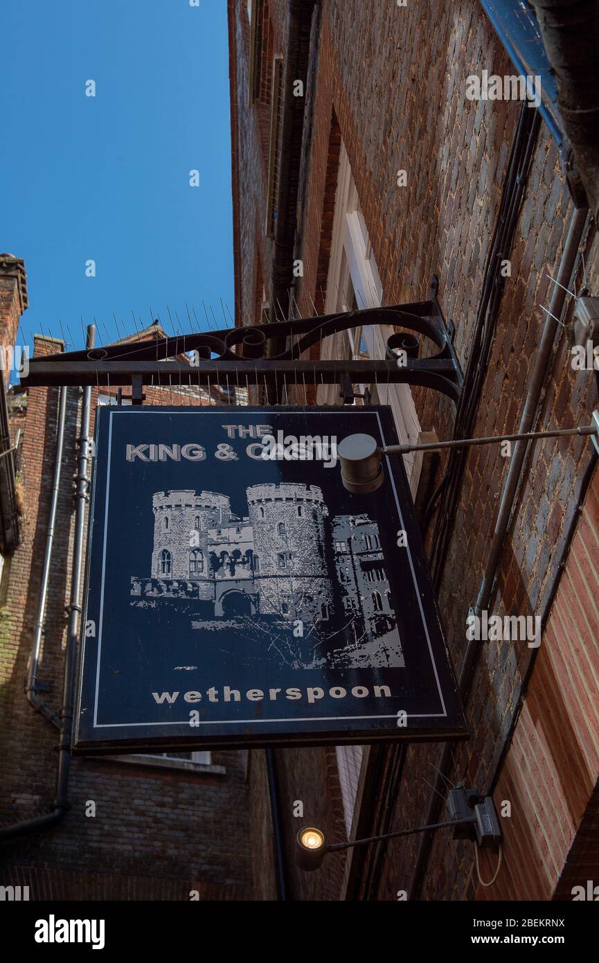 Pub sign windsor england hi-res stock photography and images - Alamy