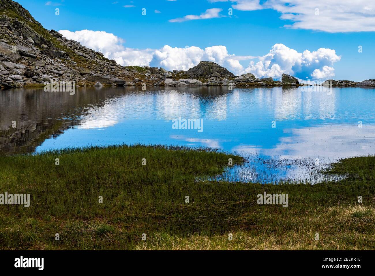 MOUNTAINS AND CLOUDS REFLECTED ON LAKE SAW DURING TREKKING Stock Photo ...
