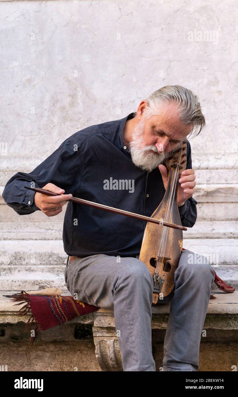 Bowed string instrument hi-res stock photography and images - Alamy