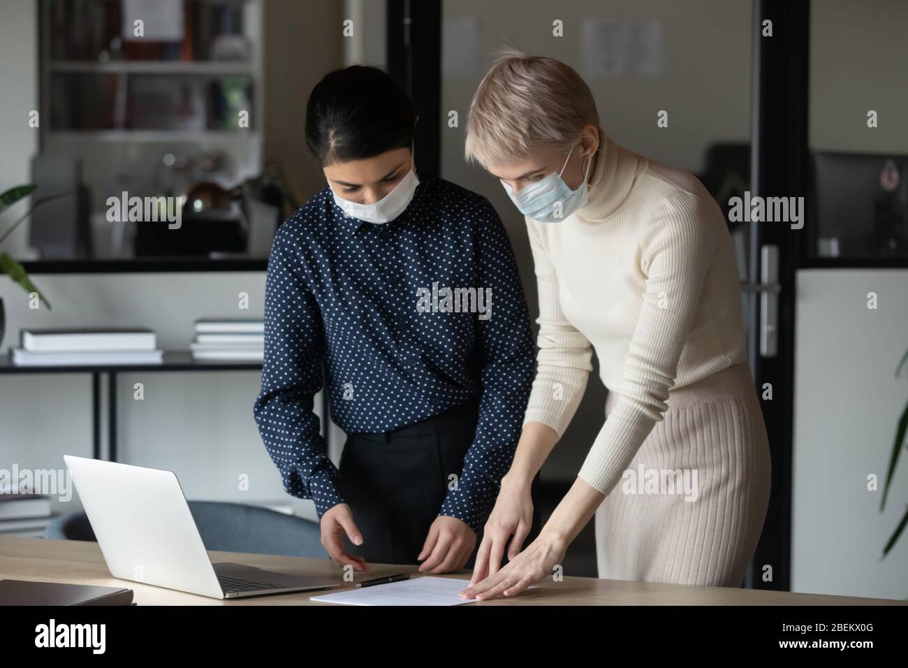 Face masks in the workplace hi-res stock photography and images - Alamy