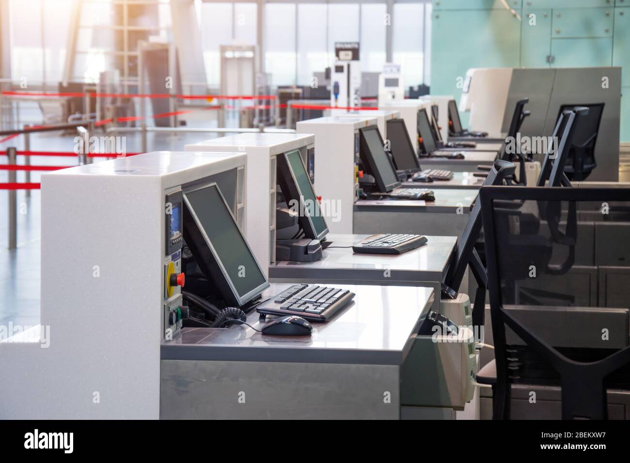 Reception desks hi-res stock photography and images - Alamy
