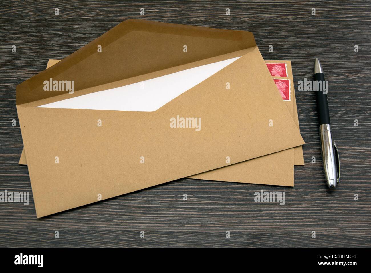 Blank brown envelope pile hi-res stock photography and images - Alamy