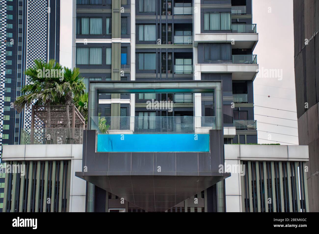 Skyscraper with swimming pool hi-res stock photography and images - Alamy