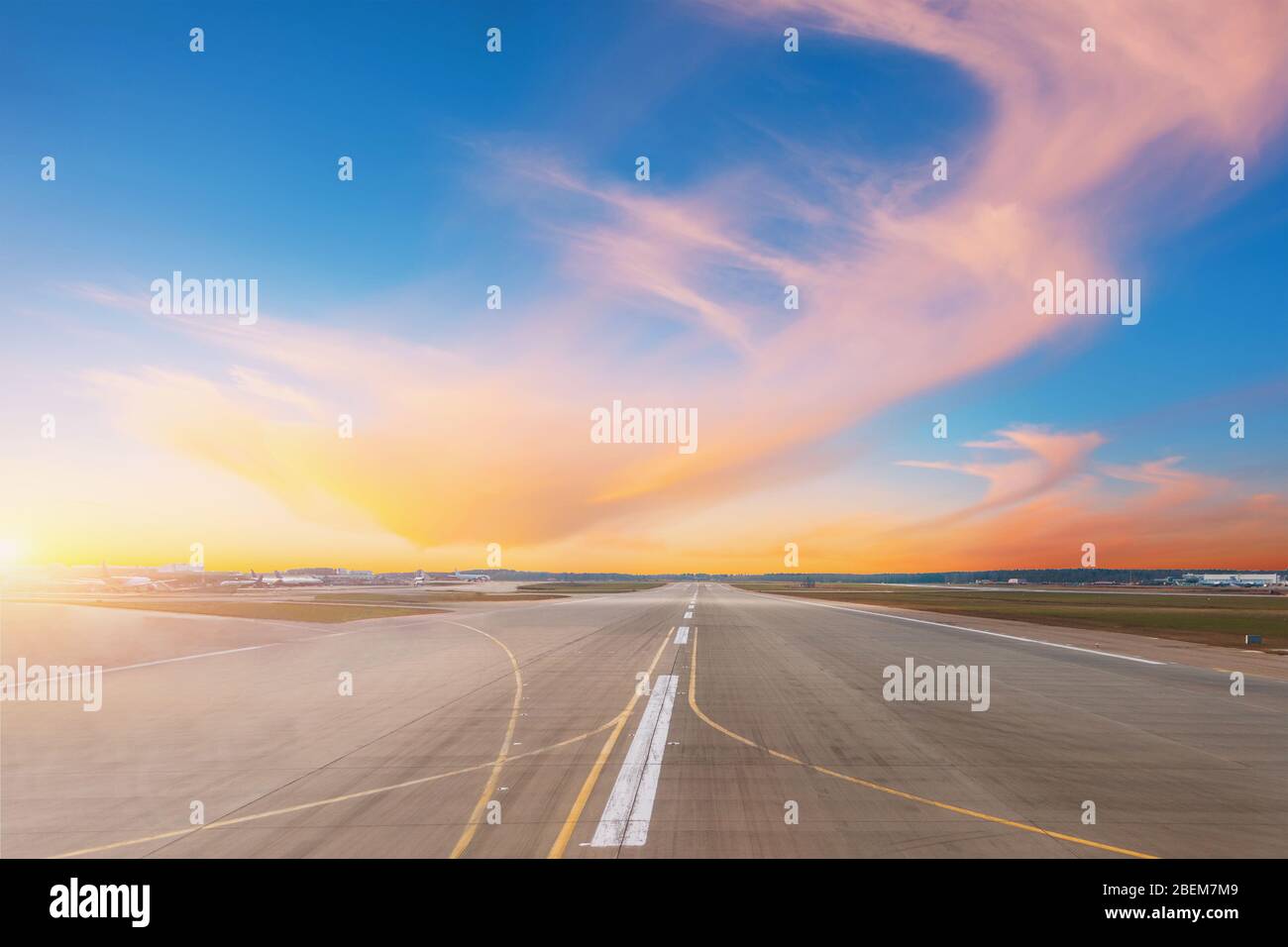 Empty airport runway sunset hi-res stock photography and images - Alamy
