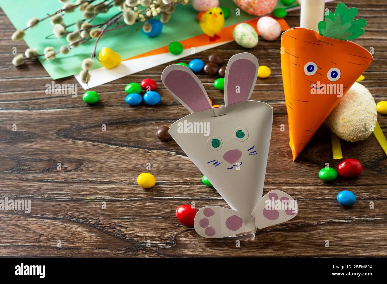 The packaging paper in the form of carrots and the Easter Bunny ...