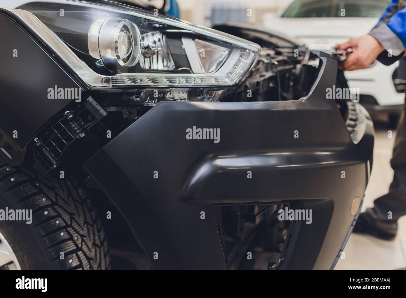 auto mechanic repair car body bumper replacement Stock Photo - Alamy