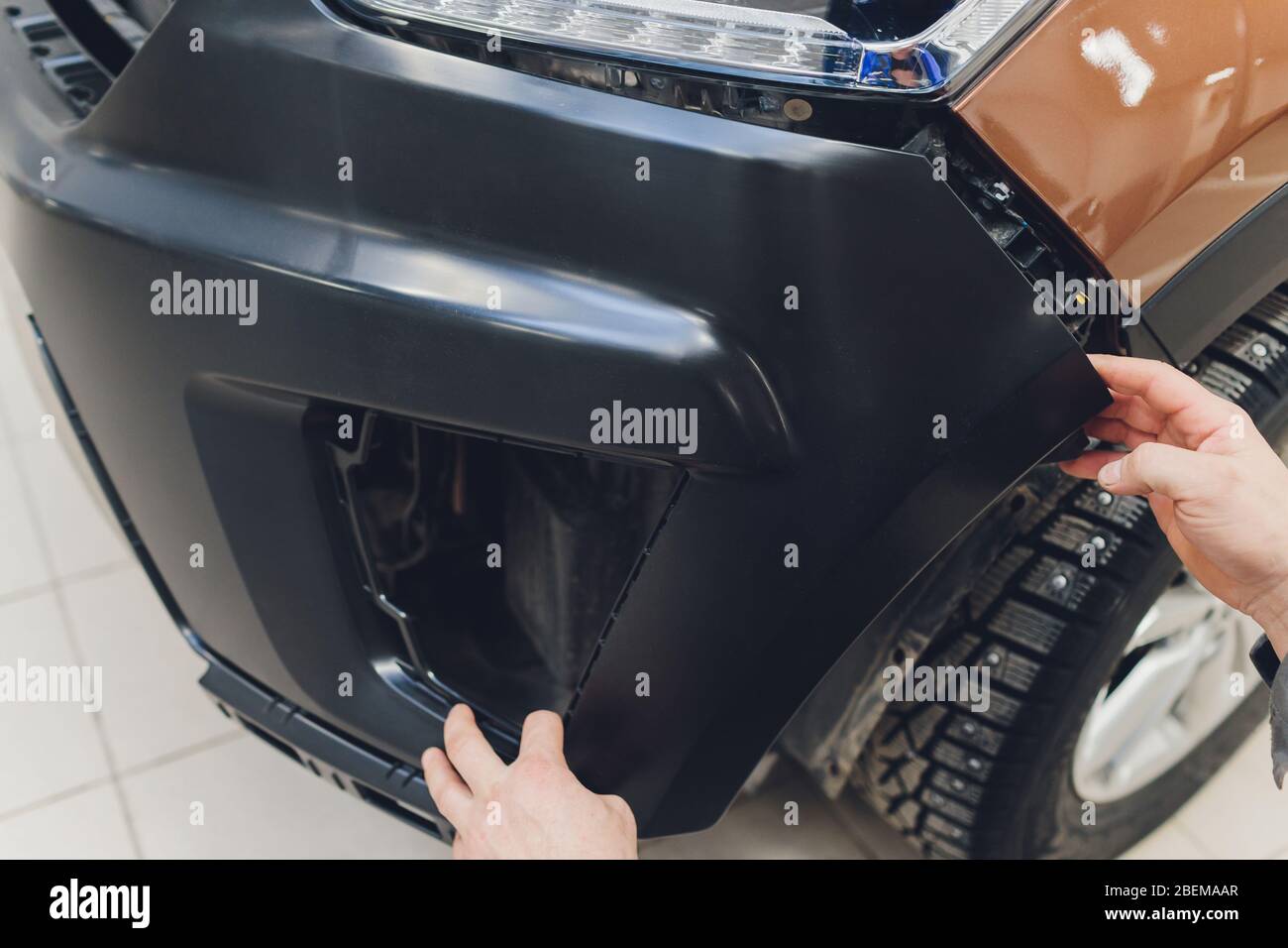 auto mechanic repair car body bumper replacement Stock Photo - Alamy