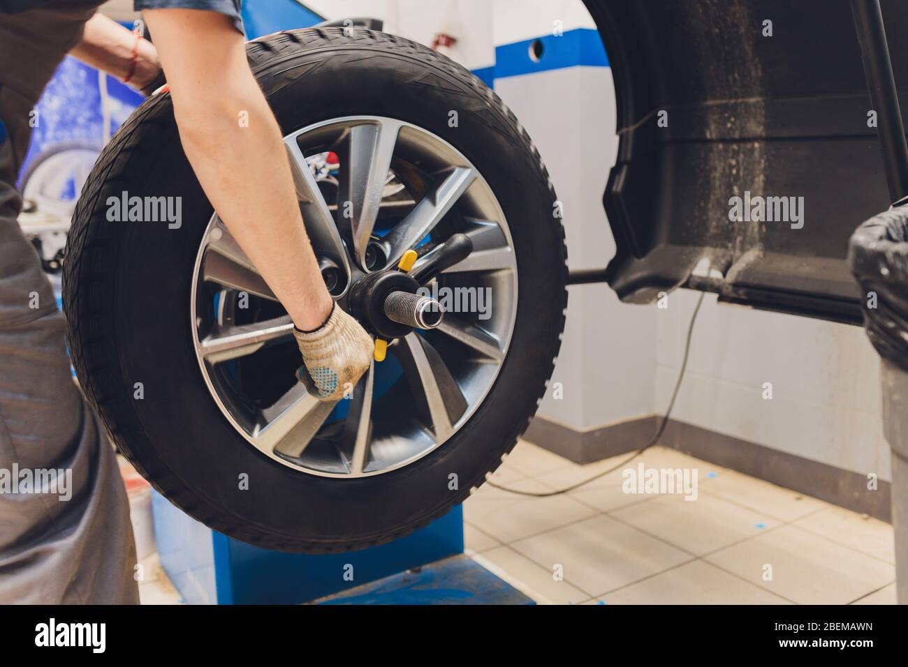 modern computer stand balancing of wheels cars Stock Photo - Alamy