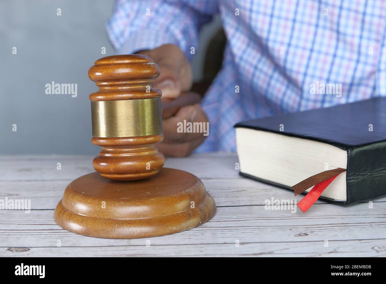 Court gavel hand hi-res stock photography and images - Alamy